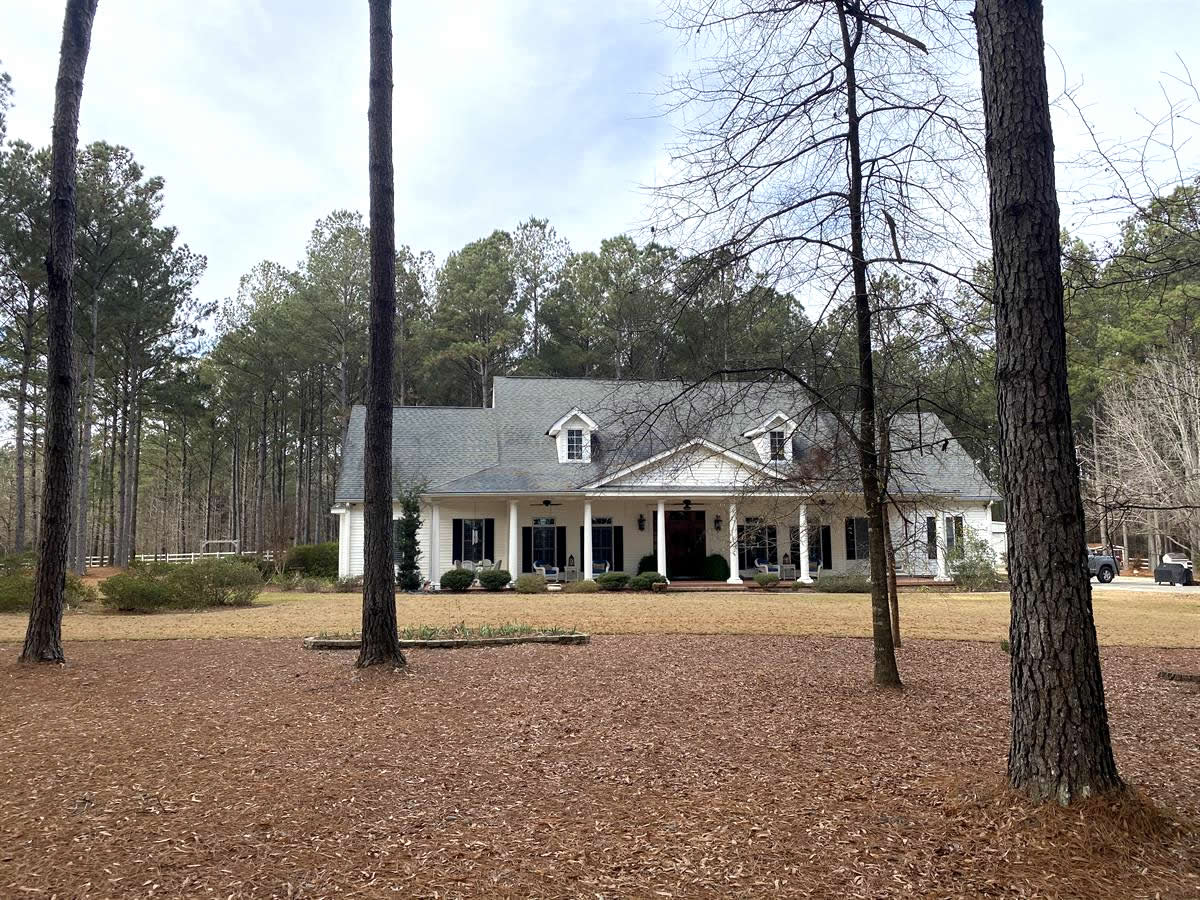 Remarkable Alabama Home with Plenty of Space to Spread Out - LANDFLIP BLOG